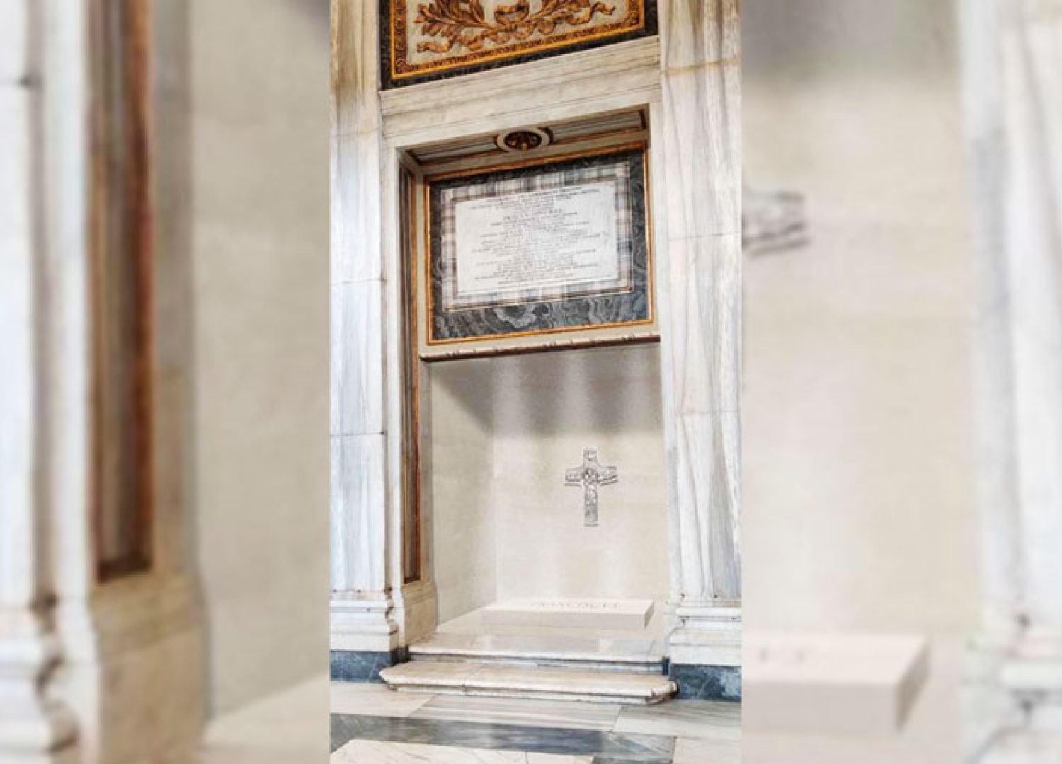Develan primera imagen de la tumba del Papa Francisco - Standard ...